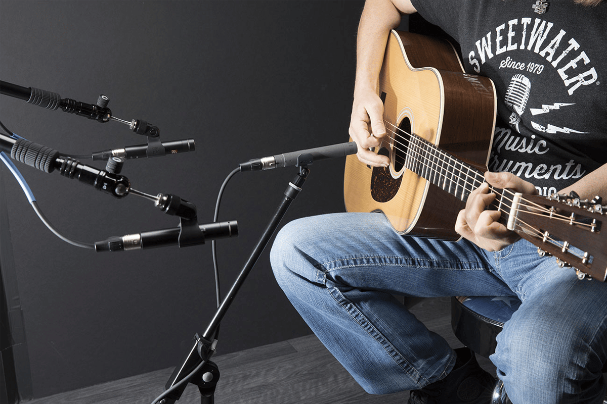 Cómo afinar la voz correctamente usando una guitarra